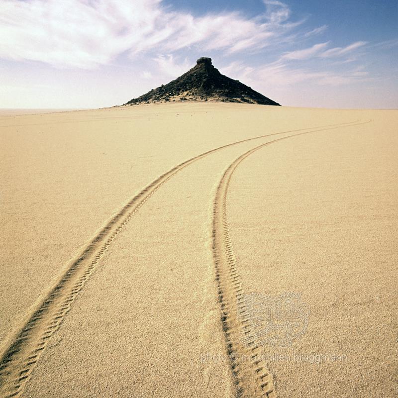 Near Séguédine, in the middle of the desert, rises the Pic Zoumri ...